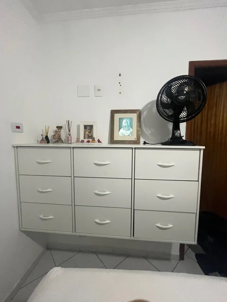 Cômoda suspensa branca com 9 gavetas - Armários e Guarda-Roupas ...