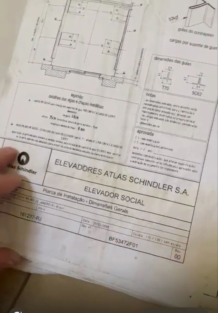 Elevador Atlas Schindler modelo 330A com capacidade para 8 pessoas e 3 ...