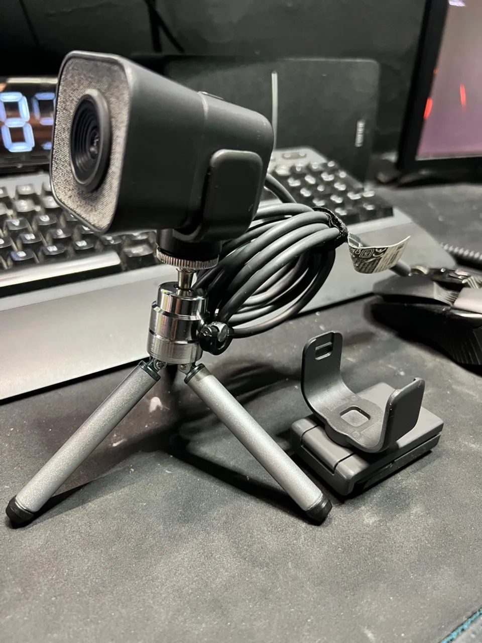 Webcam Full HD Logitech - StreamCam Plus - Periféricos e Acessórios de ...