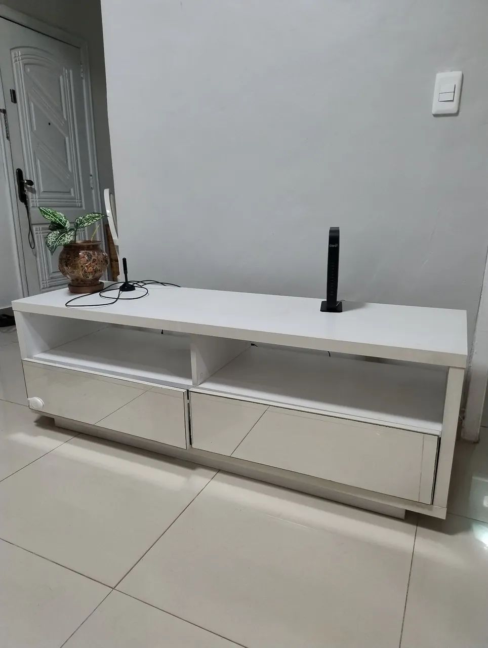 rack branco c/ 2 gavetas, medindo: largura: 1,58, altura: 46 cm e ...