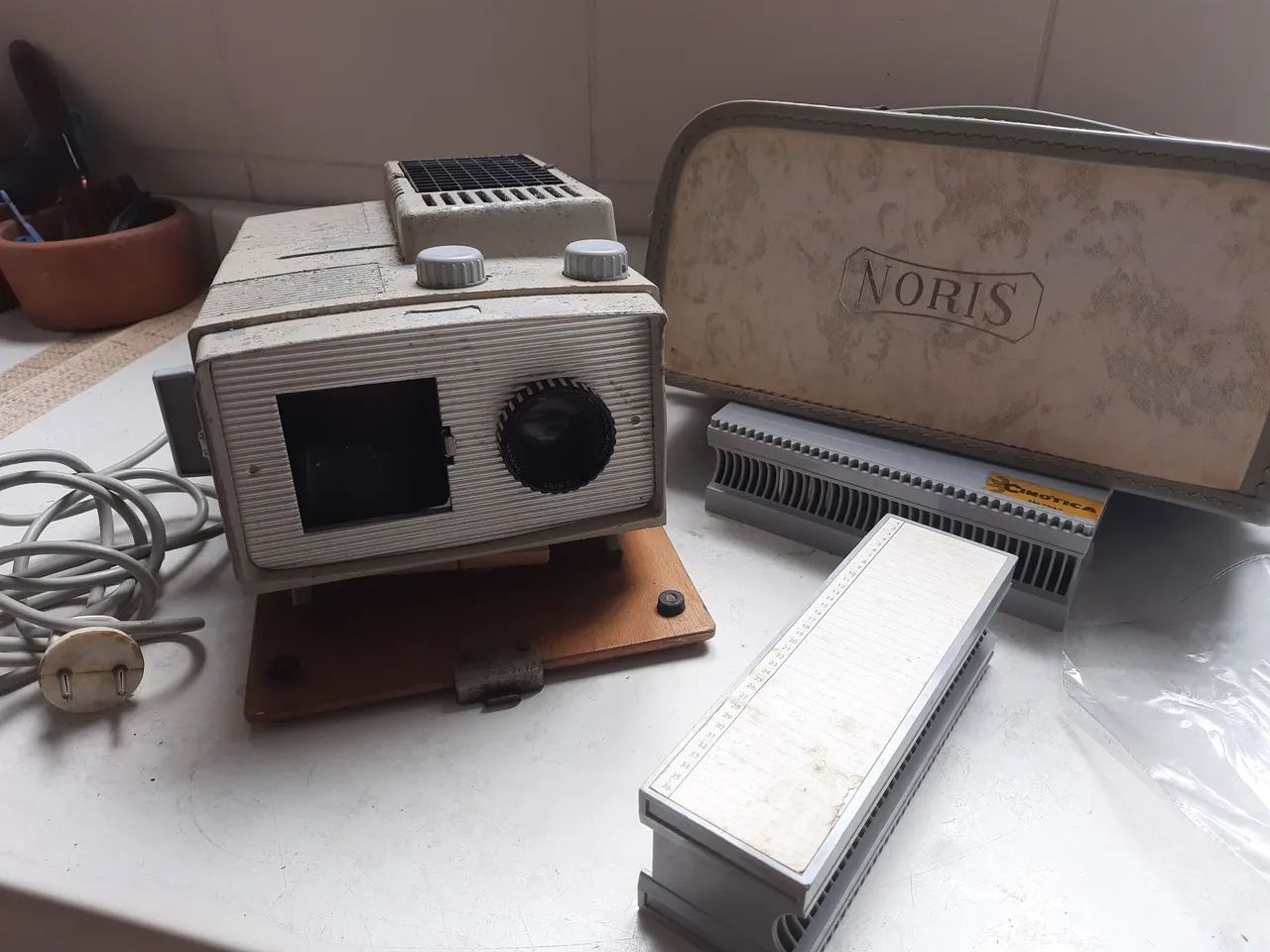 Projetor de Slides Noris - Antigo - Acessórios para Câmeras e ...