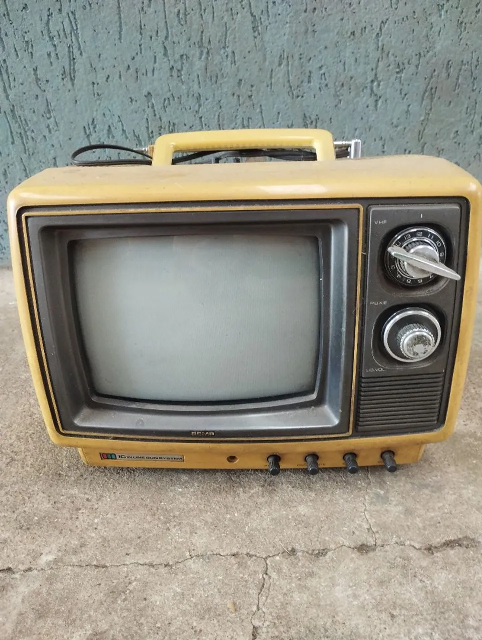 "tv retro antiga" no Brasil