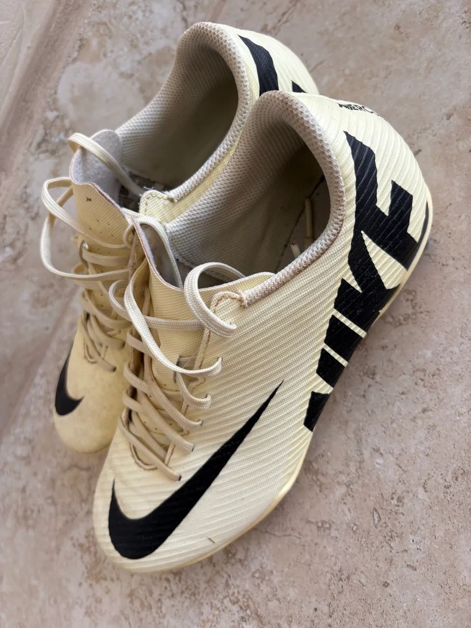 Vendo chuteira, usada porém muito bem conservada. Tamanho 39 ...