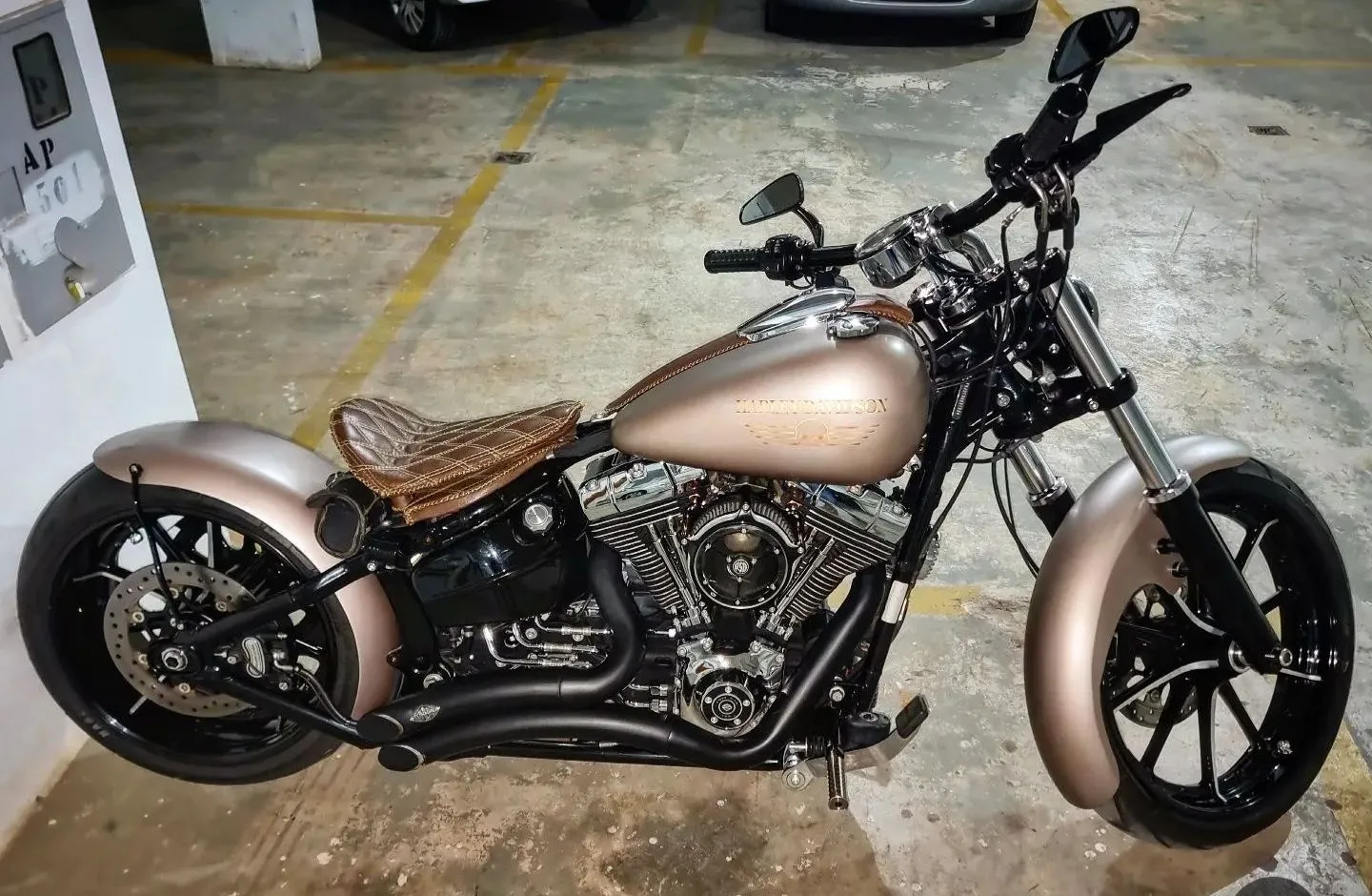 Motos HARLEY-DAVIDSON BREAKOUT no Brasil