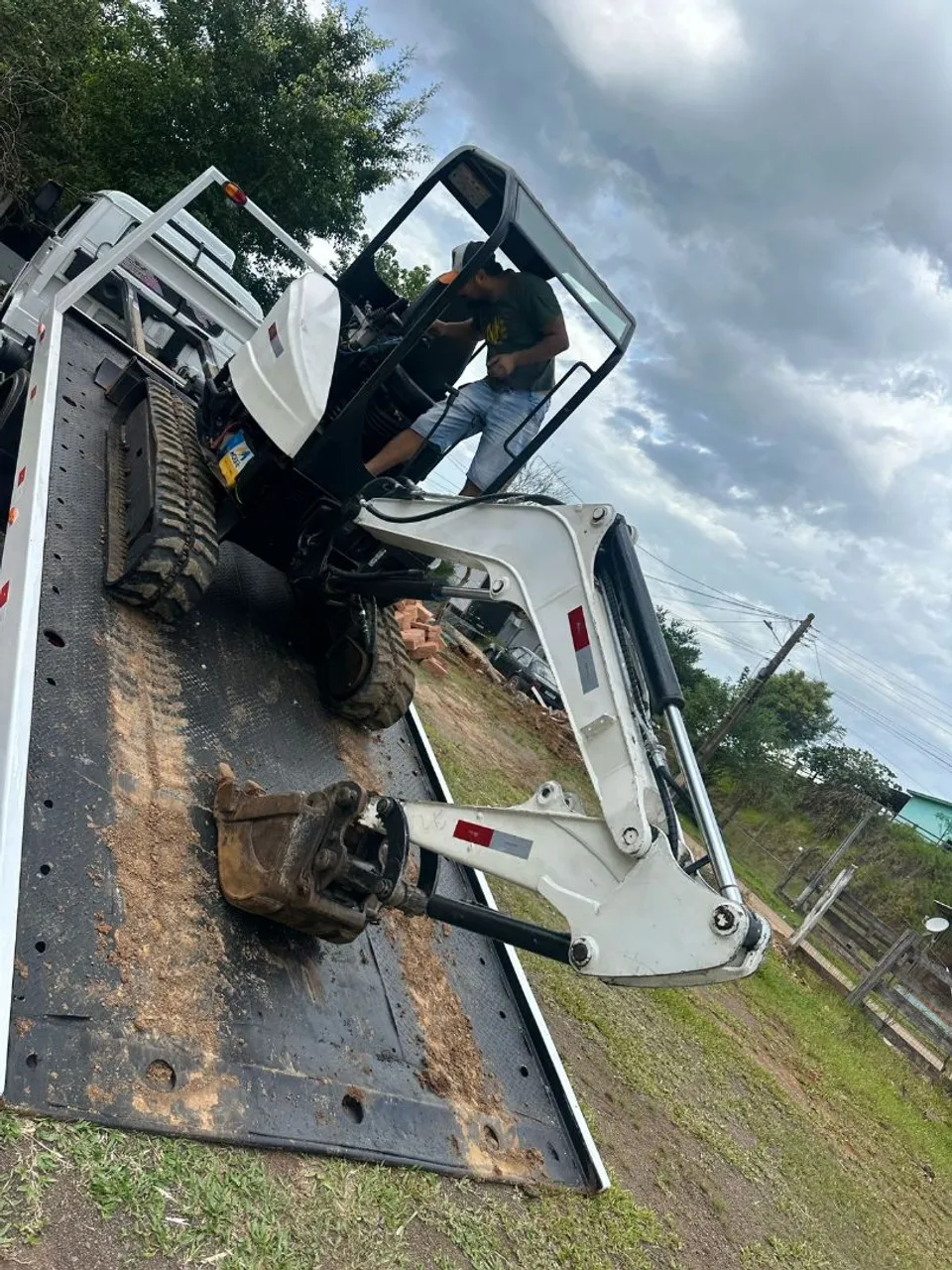 "escavadeira bobcat" no Brasil