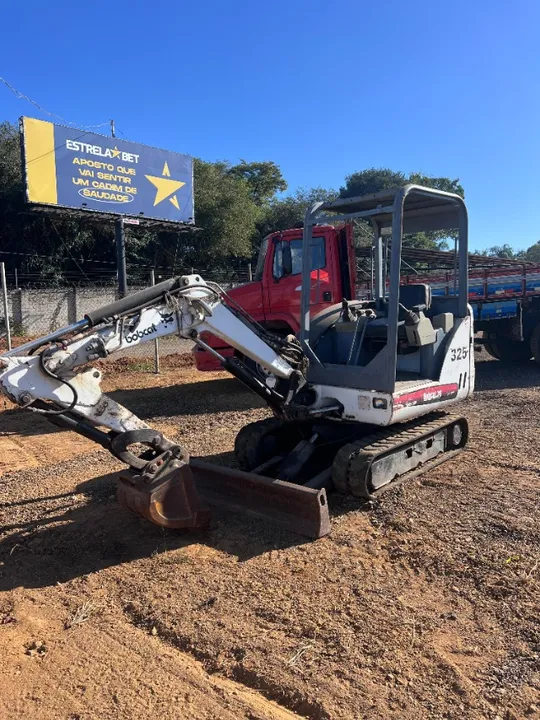 "escavadeira bobcat" no Brasil