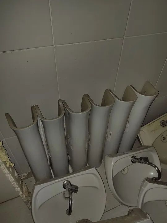 Pia com coluna Deca para banheiro e vaso com caixa acoplada - Cubas e ...