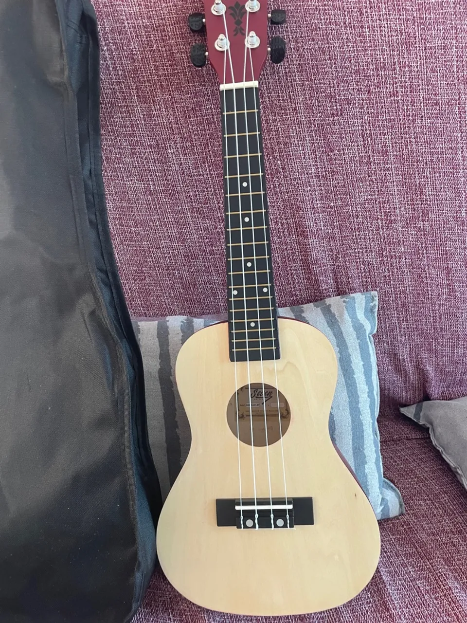 "instrumento ukulele" - Instrumentos musicais no Brasil