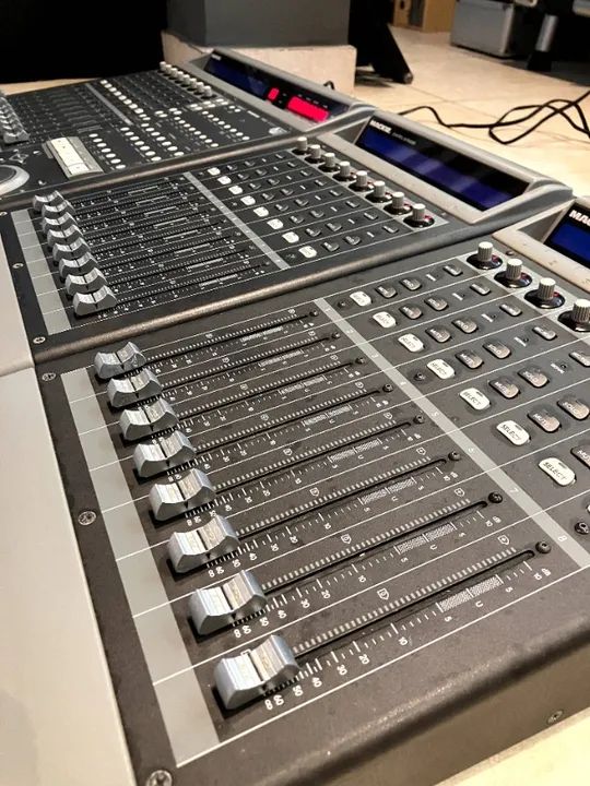 Controladora Mackie Control Universal - Cubase, Pro Tools, Logic, Nuendo - com extender