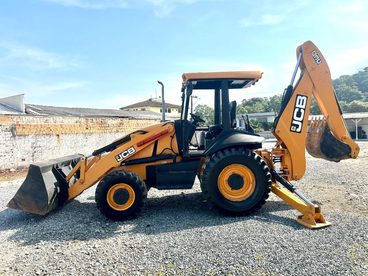 "retroescavadeira" - Máquinas pesadas para construção no Brasil