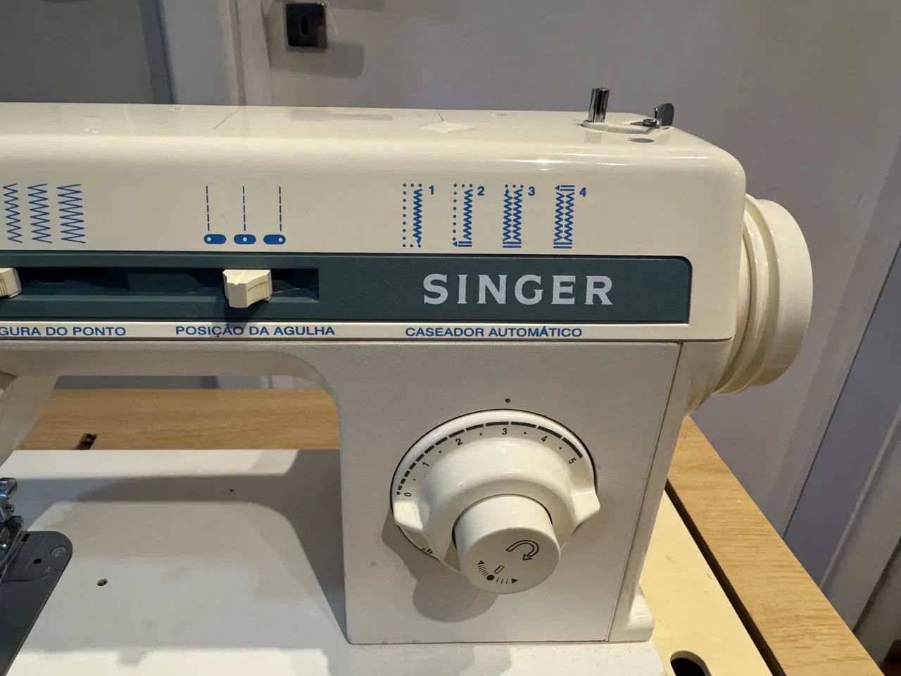 Máquina de costura Singer 2316C com gabinete para colecionador ...