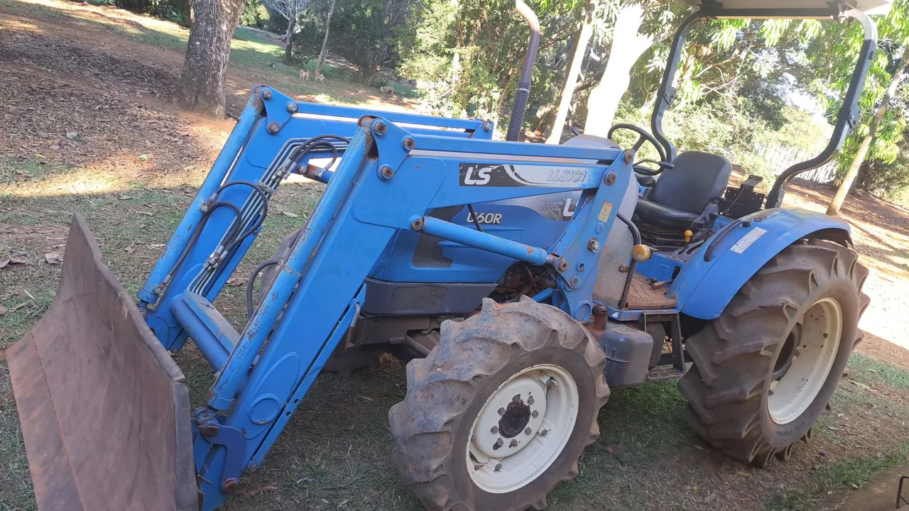 "trator ls" - Tratores e máquinas agrícolas no Brasil