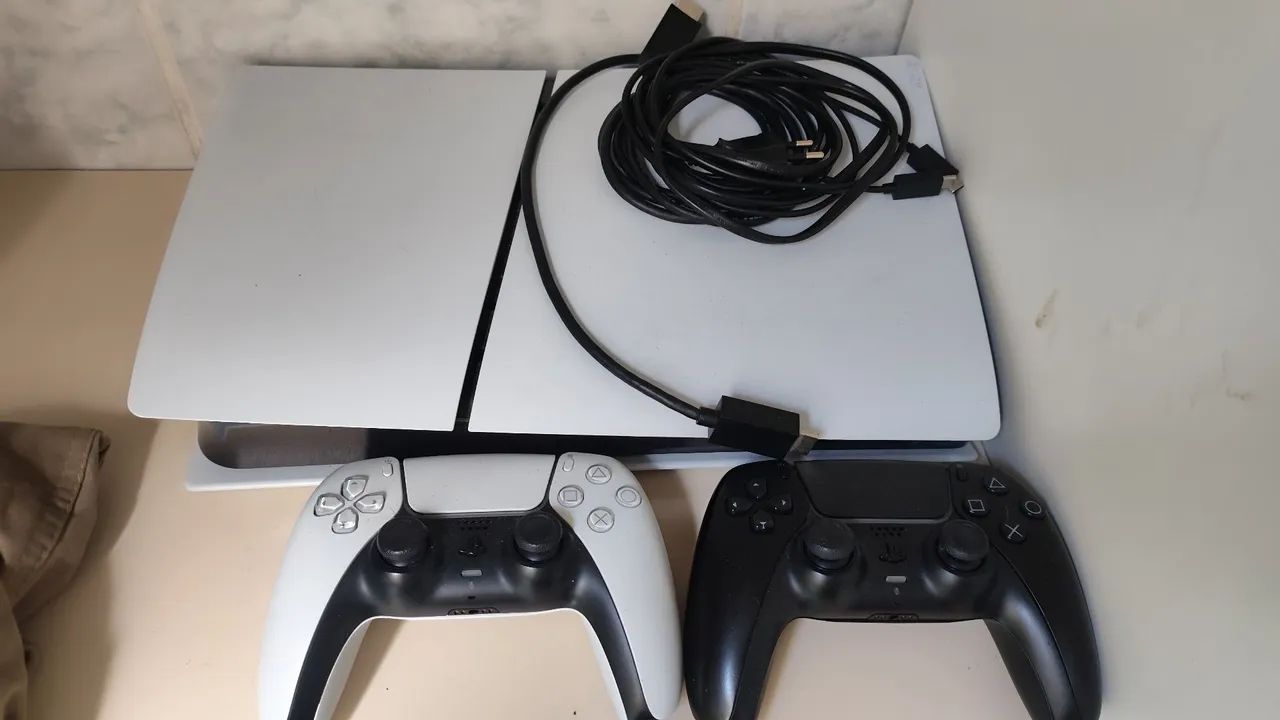 PS5 EM PERFEITO ESTADO, CONTENDO DOIS CONTROLES E 3 JOGOS SENDO ESSES ...