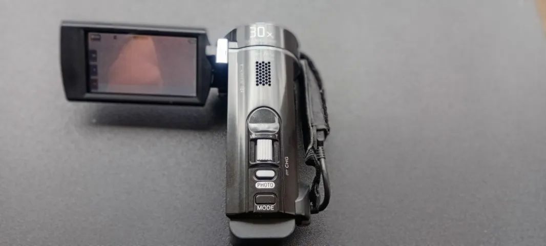 Filmadora Sony HDR-CX210 de alta definição, 5.3 MP, com zoom óptico de ...