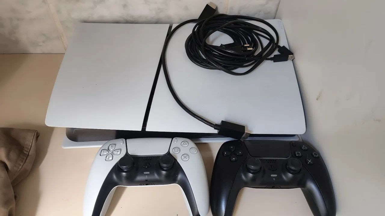 PS5 EM PERFEITO ESTADO, CONTENDO DOIS CONTROLES E 3 JOGOS SENDO ESSES ...