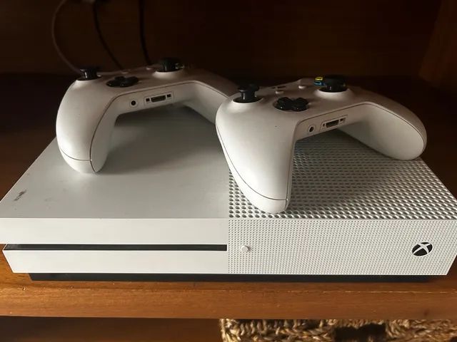 "console xbox one s 1tb com 2 controles" no Brasil