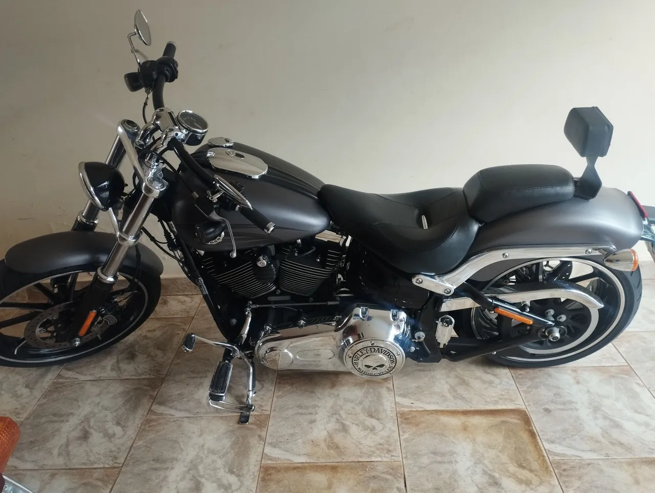 Motos HARLEY-DAVIDSON BREAKOUT no Brasil