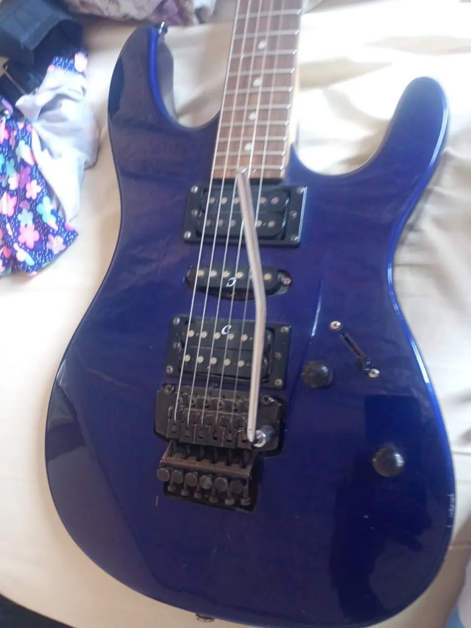 Guitarra condor ótimo estado quem conhece sabe o preço tá bom ...