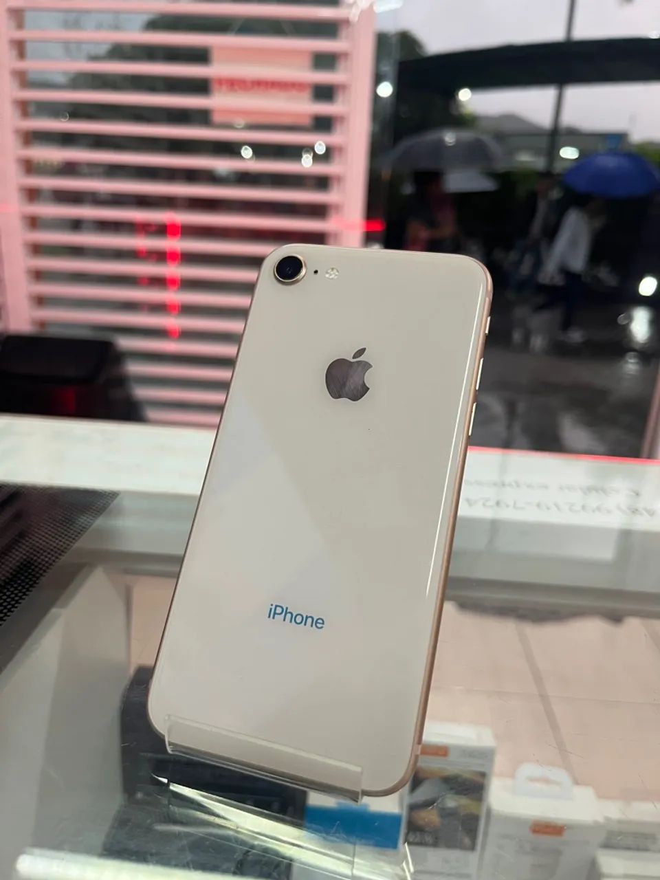 Vende-se IPhone 8 normal, todo original sem marcas de uso com 256gb ...