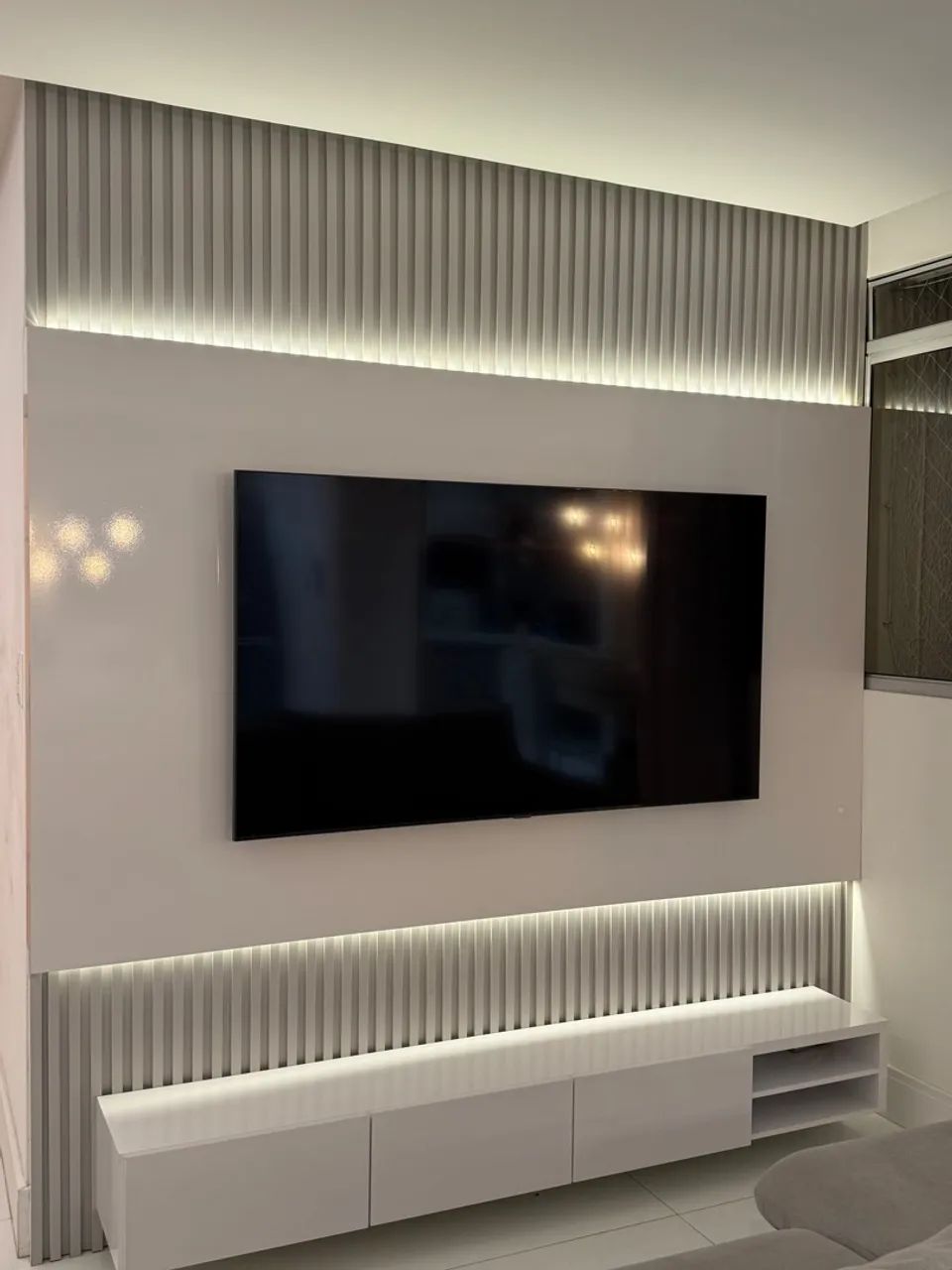 Painel de TV moderno com iluminação embutida - Racks e Painéis ...