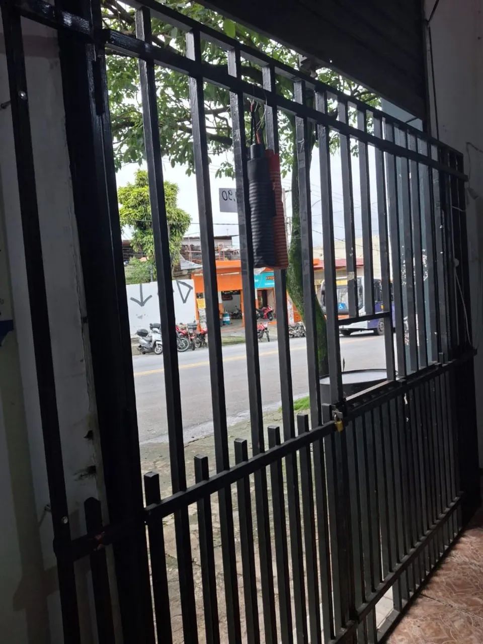 Grade comercial com porta - Portas e Janelas - Lindéia (Barreiro), Belo ...