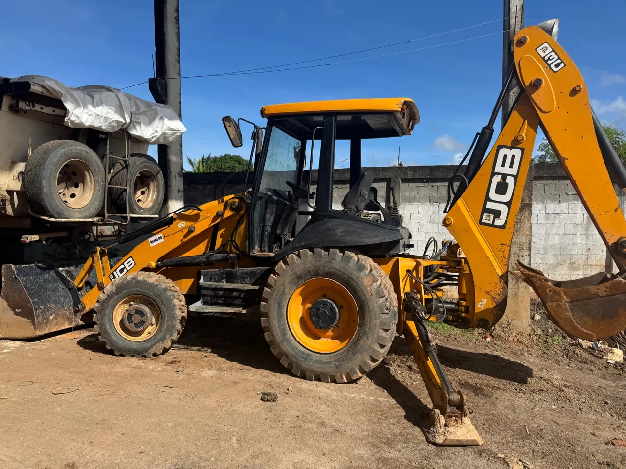 "retro escavdeira" no Brasil