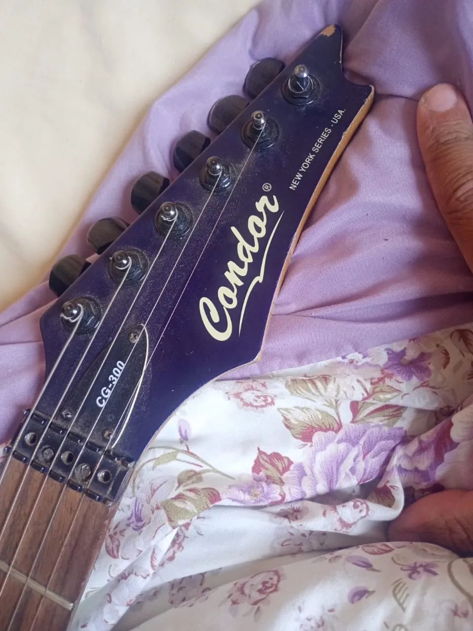 Guitarra condor ótimo estado quem conhece sabe o preço tá bom ...