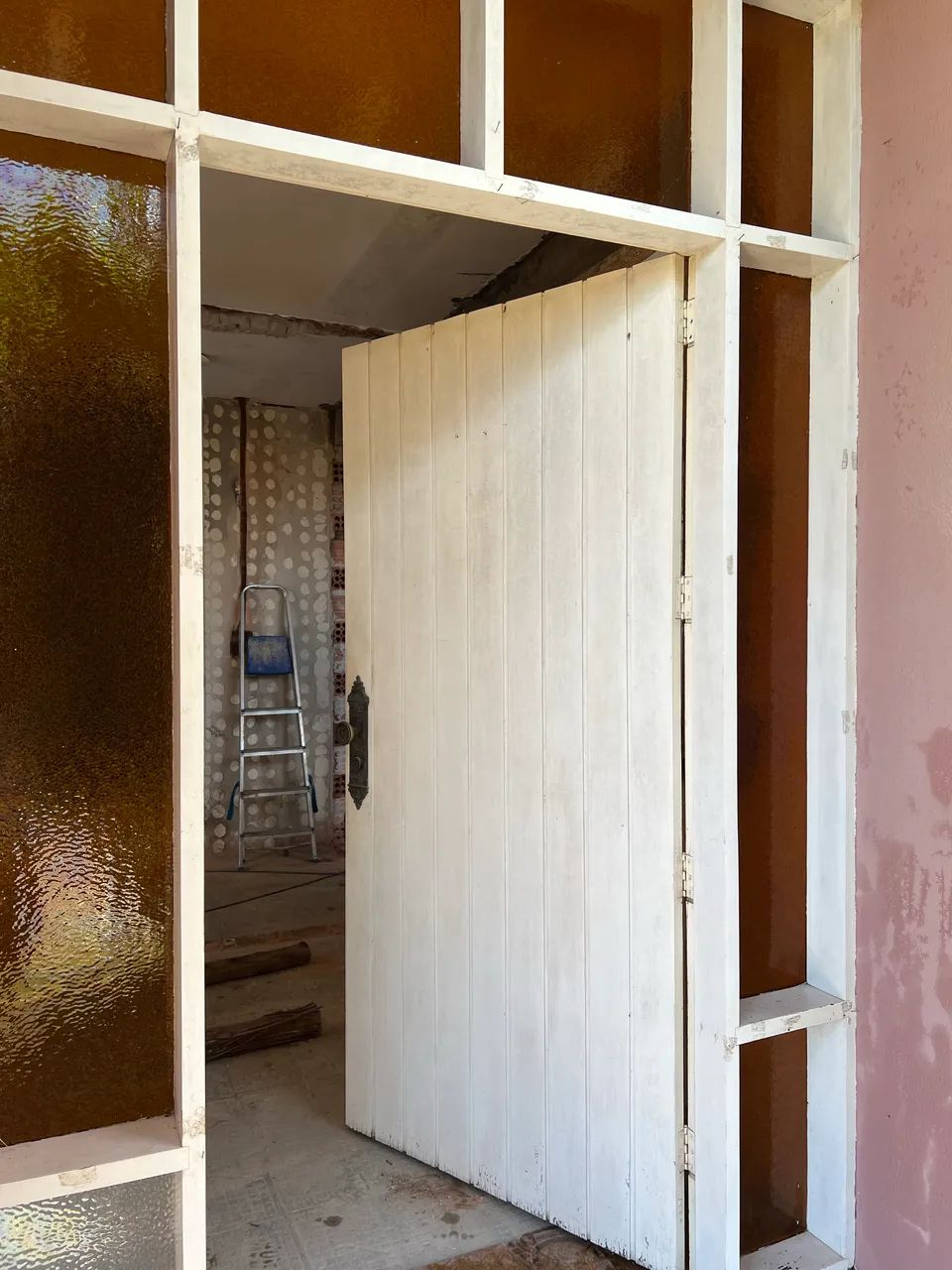 Porta de entrada de madeira maciça - Área Externa - Água Verde ...