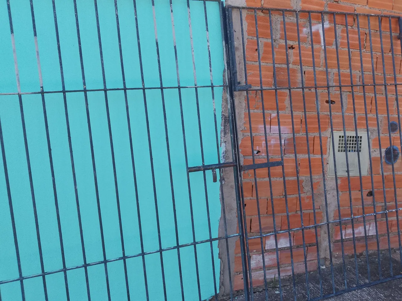 "portao e grade de ferro" - Portas e Janelas no Brasil