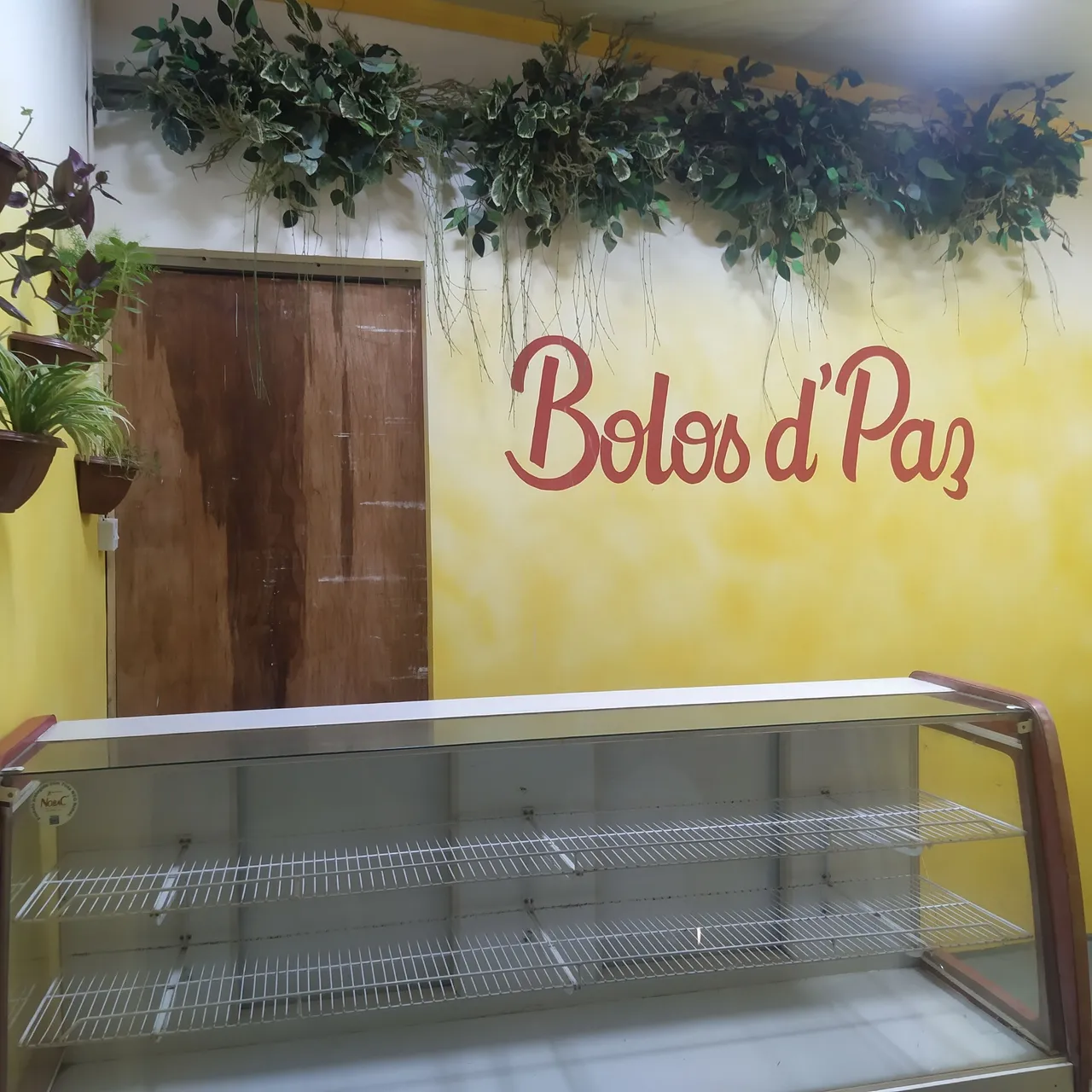 "expositor de bolos e doces" no Brasil