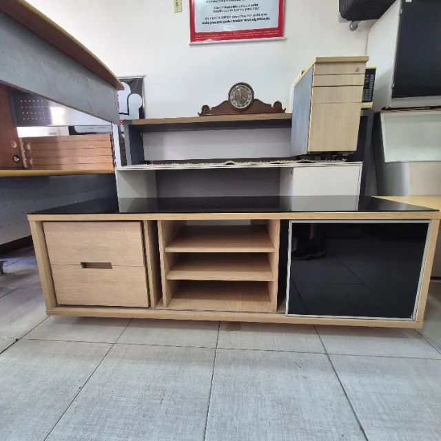 Rack Sala Estar Tv Tampo Vidro Cor Bege e Preta Prateleira Porta de ...