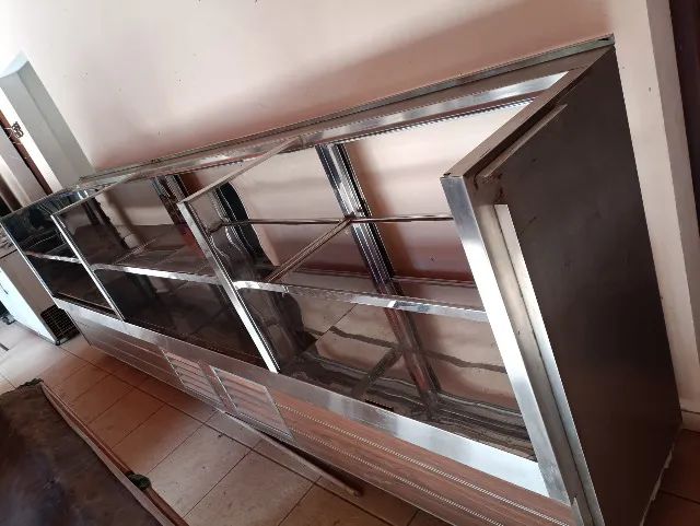 Balcão expositor, balcão frio com três divisões, pia com gaveteiro ...