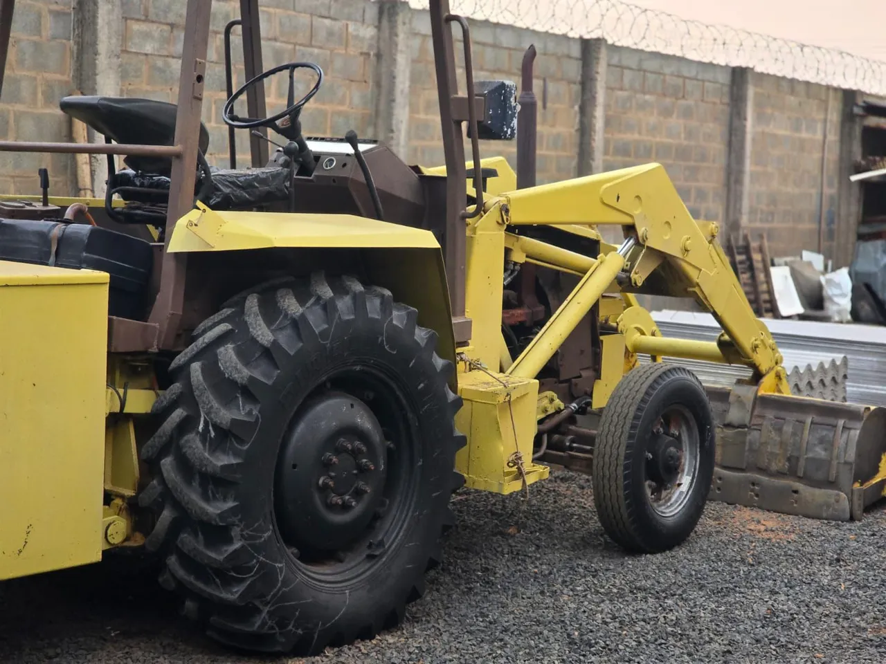 "trator com concha" - Tratores e máquinas agrícolas no Brasil