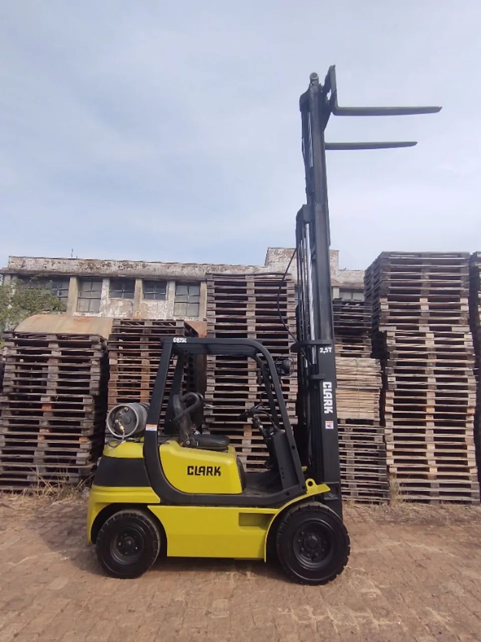 Empilhadeira Clark 2,5T * Torre triplex * 2010 - Máquinas para produção ...
