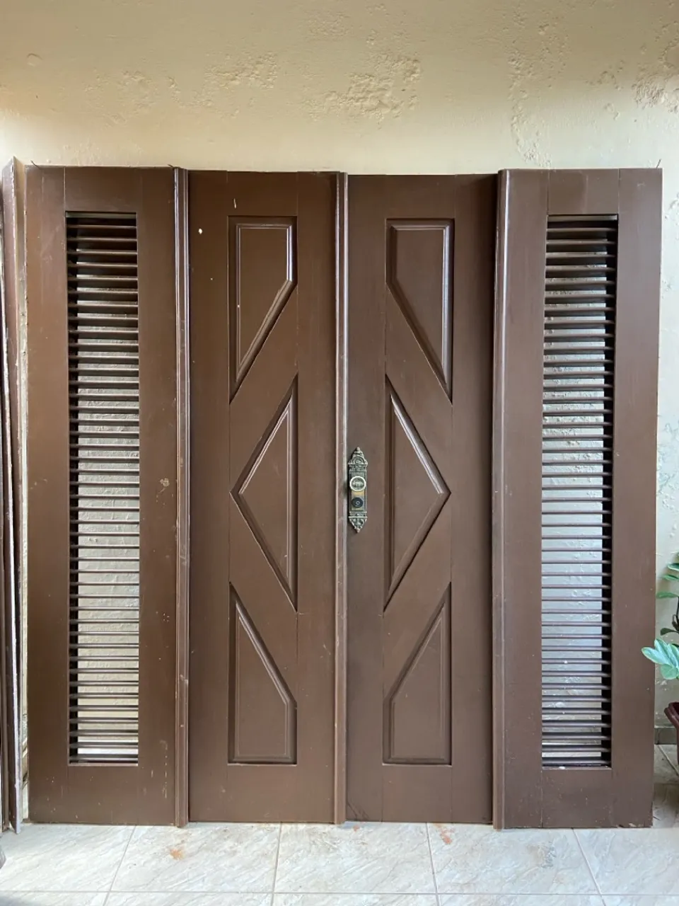 "alisar de porta" no Brasil