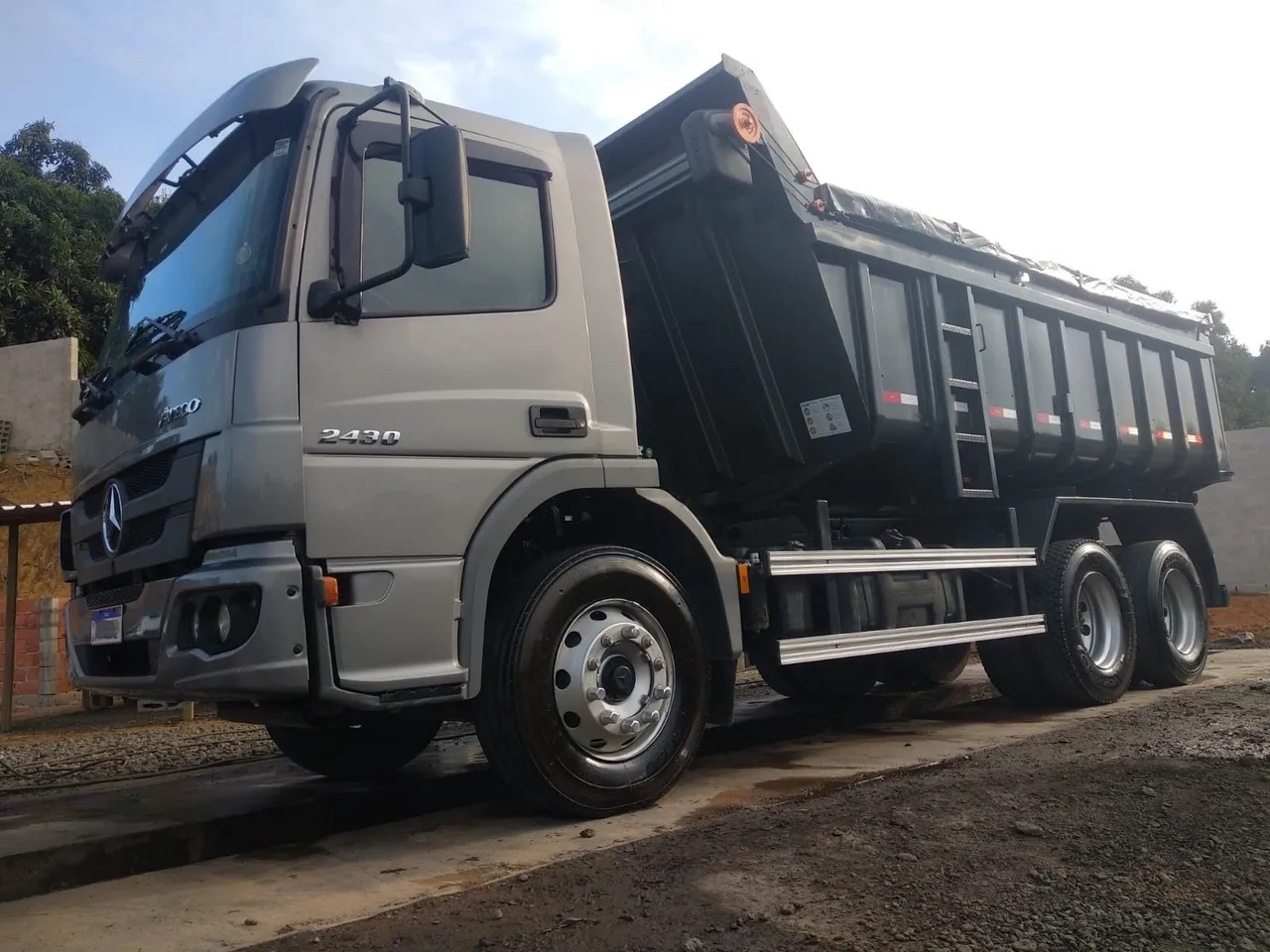 "caminhao cacamba entulho" - Caminhões no Brasil