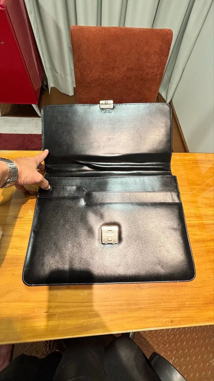 Pasta executiva Natan em couro preto. Nunca foi usada - Móveis de ...
