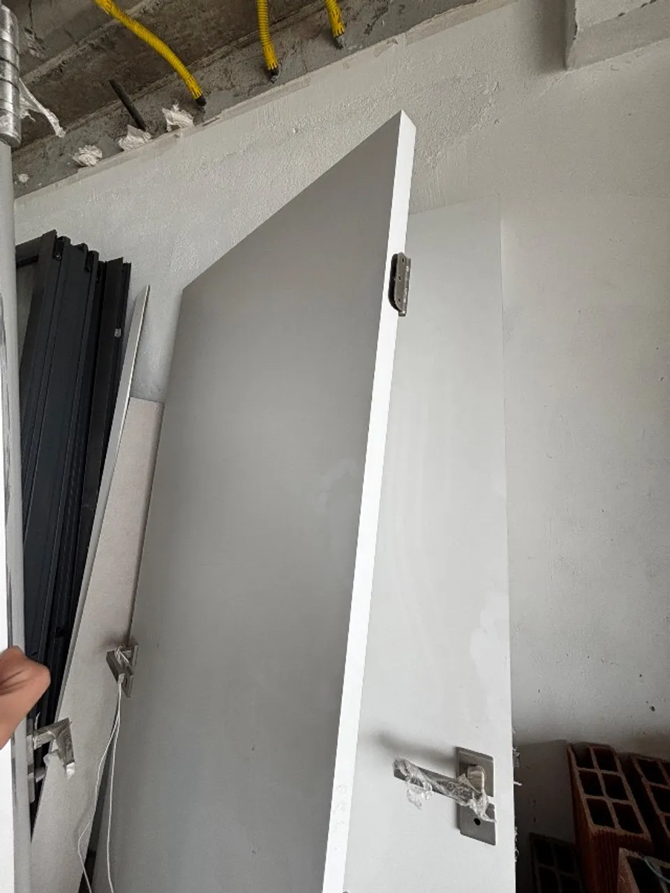 "alisar de porta" no Brasil