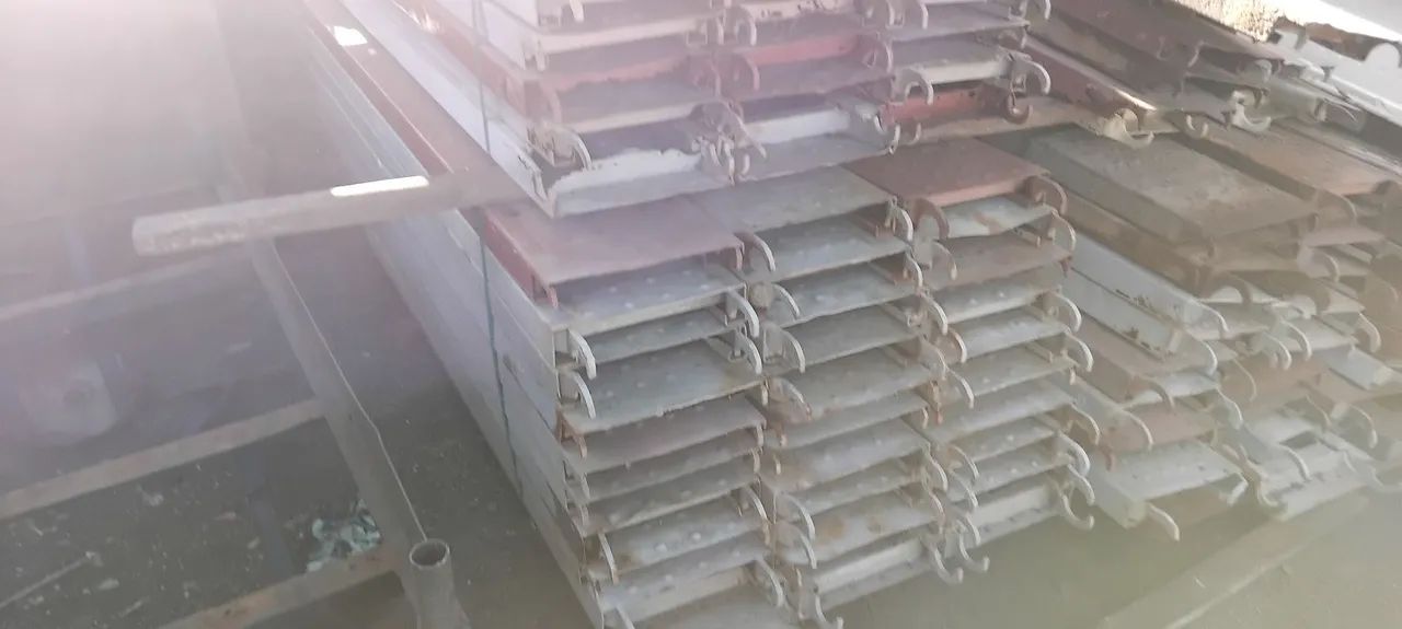 Vendo plataformas metálicas para andaime e escada de marinheiro ...