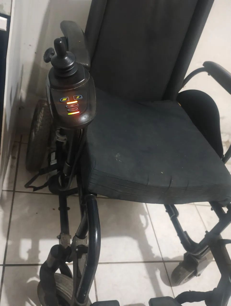 Cadeira de rodas eletrica motor lado direito tem que arrumar - Bancos e ...