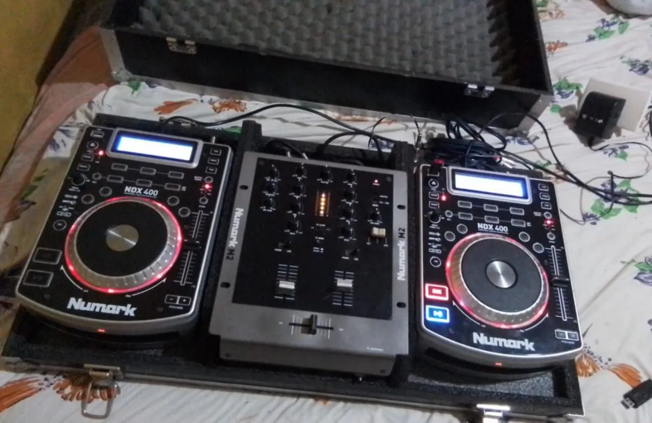 Par de cdj numark ndx400 mais um mixer numark m2 e headphone numark ...