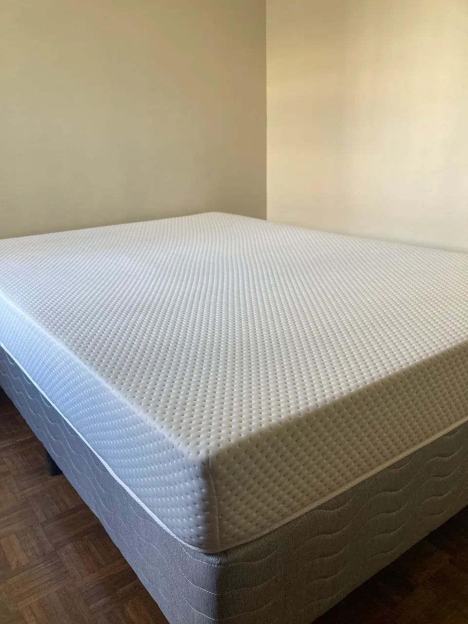 Colchão casal Emma One Plus + Base box: apenas 1 mês de uso - Camas e ...