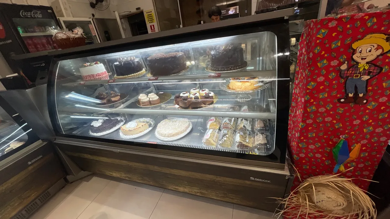 "expositor de bolos e doces" no Brasil