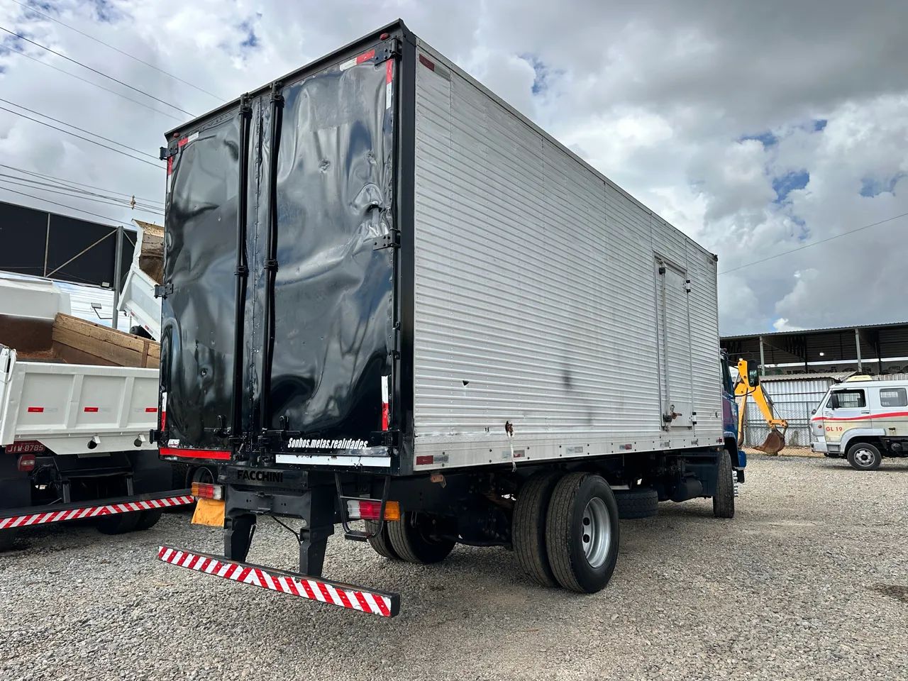 Mercedes Benz 1718 ano:2011 Bau DUT em branco - Caminhões - Samambaia ...