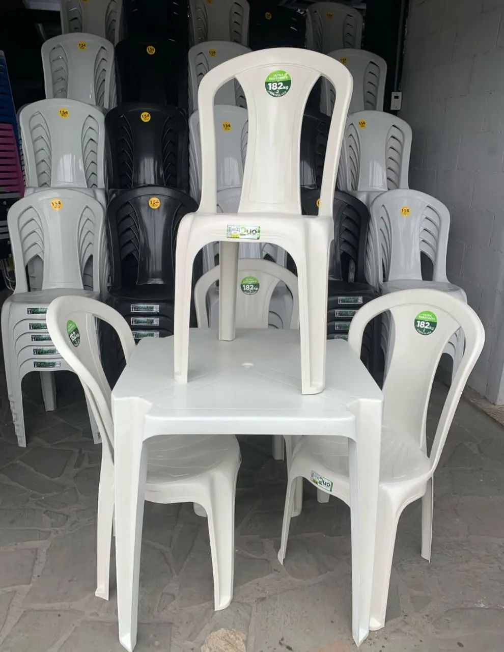 Aluguel de mesa e cadeira, toalha, tina, isopor, churrasqueira, caixa ...