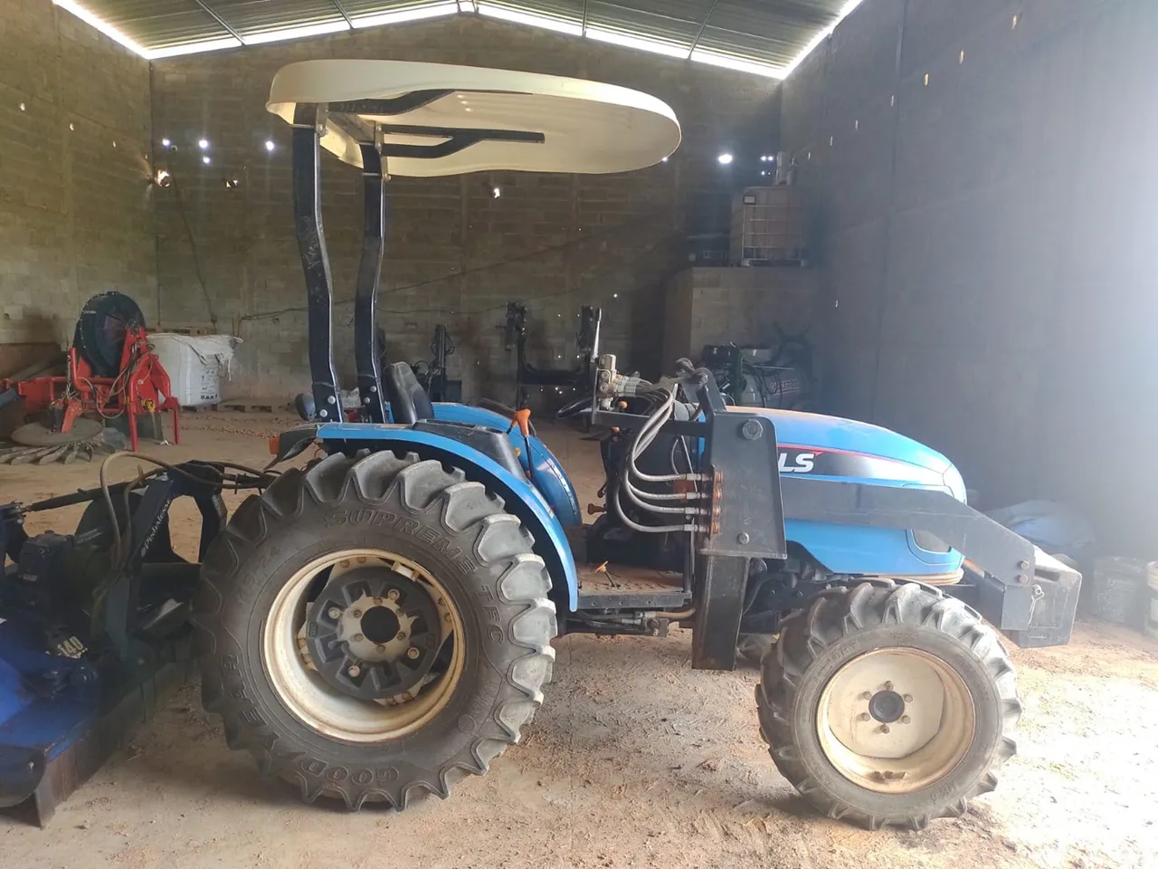 "trator ls" - Tratores e máquinas agrícolas no Brasil