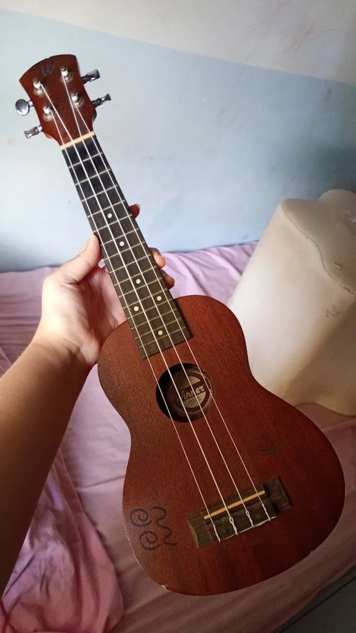 "instrumento ukulele" - Instrumentos musicais no Brasil