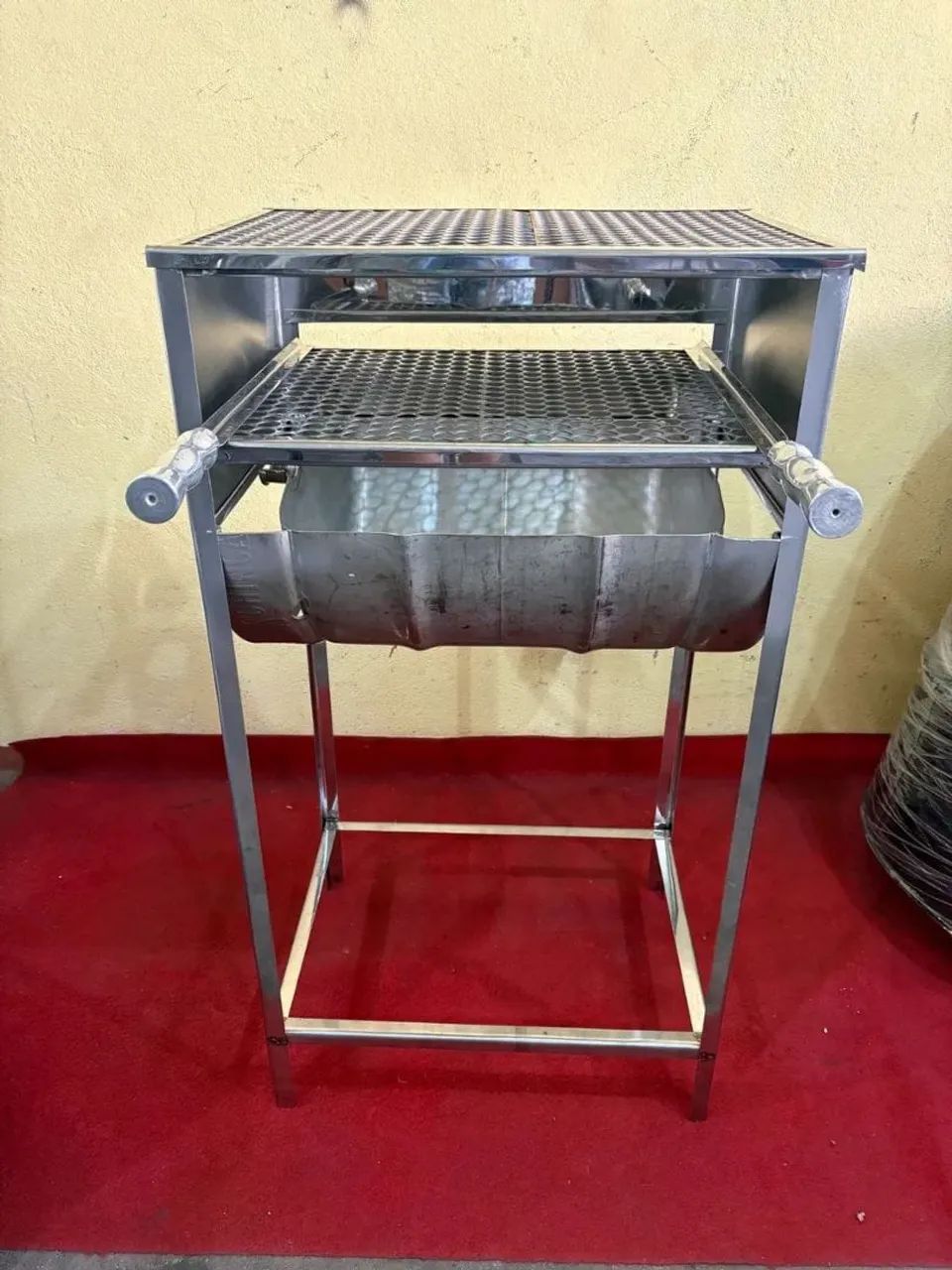 Aluguel de mesa e cadeira, toalha, tina, isopor, churrasqueira, caixa ...