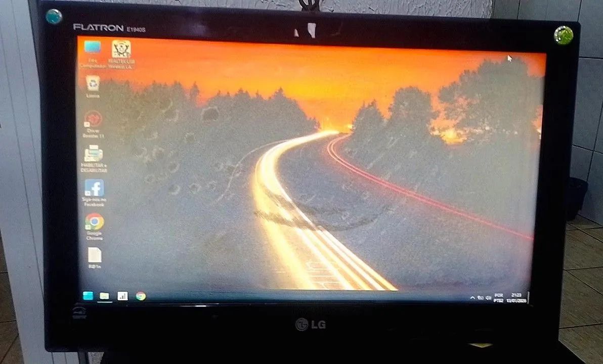 Monitor LG 19 Polegadas com Mancha - Monitores - Cabuis, Nilópolis ...