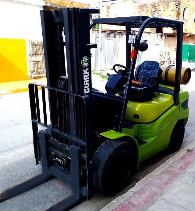 Empilhadeira Clark GLP 3 TON - 2023 - Torre Triplex - Caminhões ...